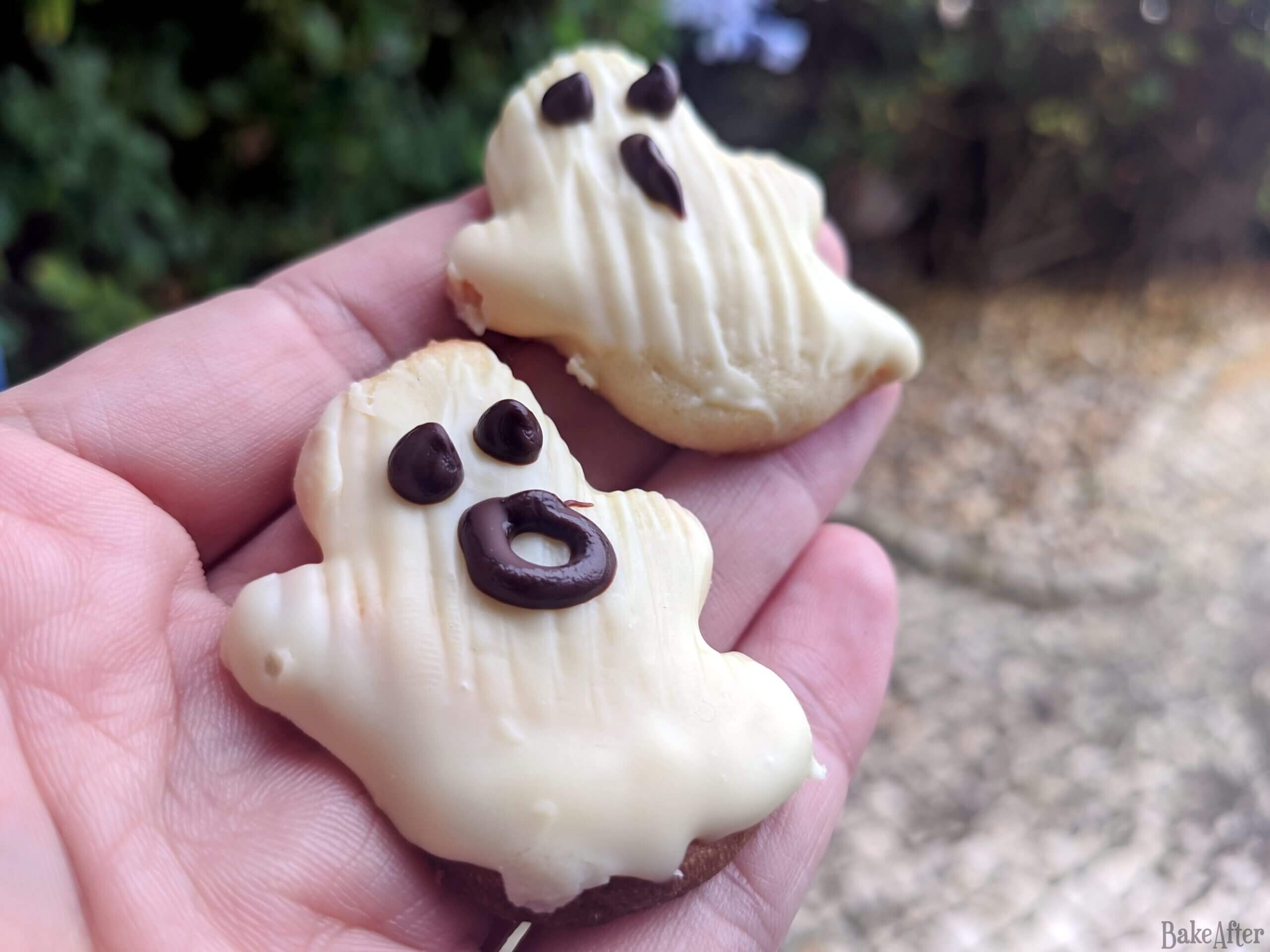 Halloween Chocolate Ghost Butter Cookies · BakeAfter